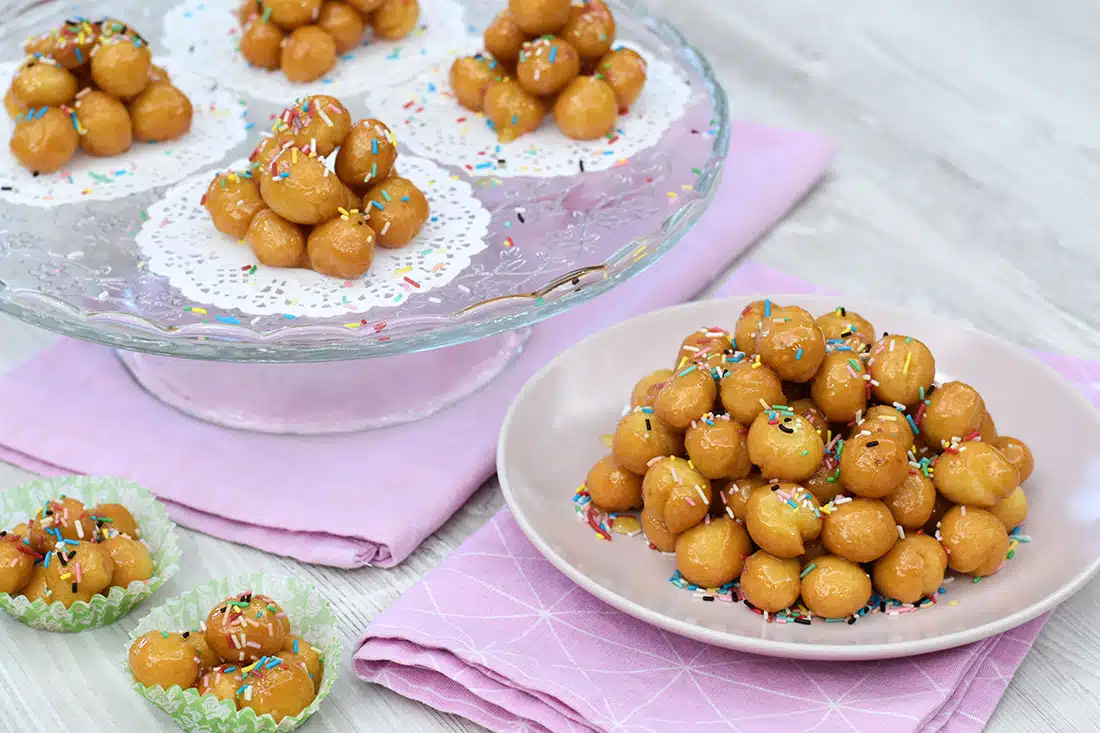 Pignolata siciliana al miele: ricetta della pignoccataL - Tuorlo Rosso