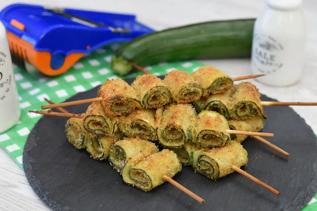 Rotolini di zucchine al forno: ricetta facile e veloce - Tuorlo Rosso