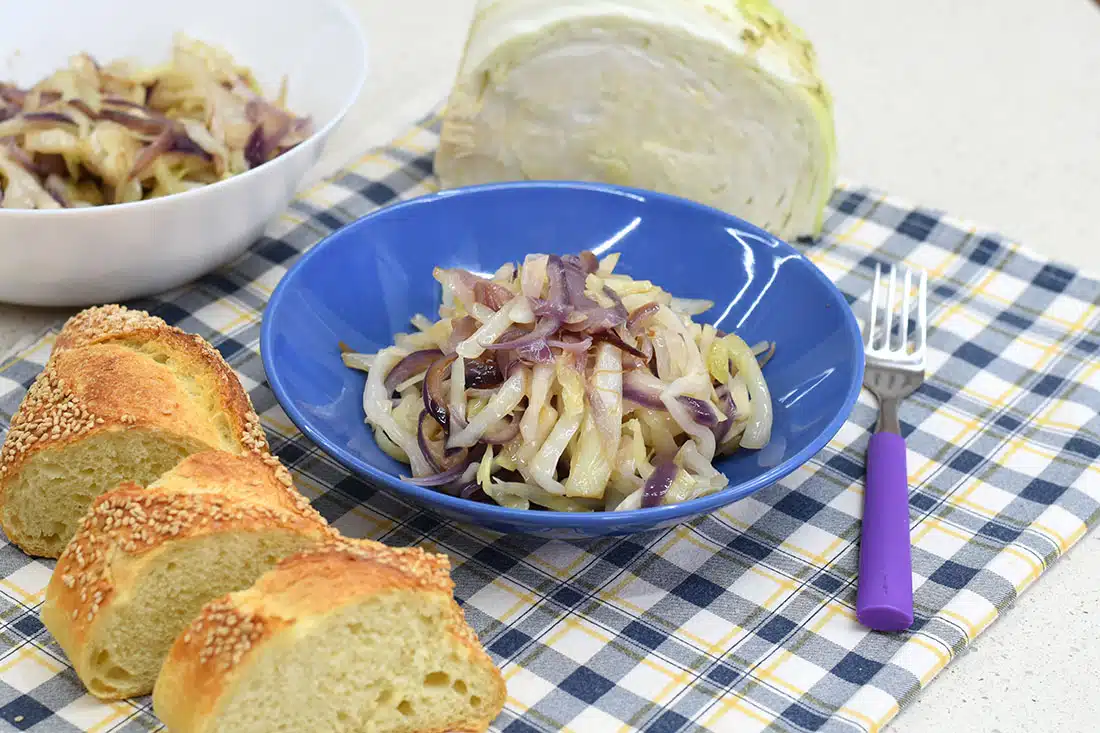 Cavolo cappuccio in padella: contorno semplice e veloce - Tuorlo Rosso