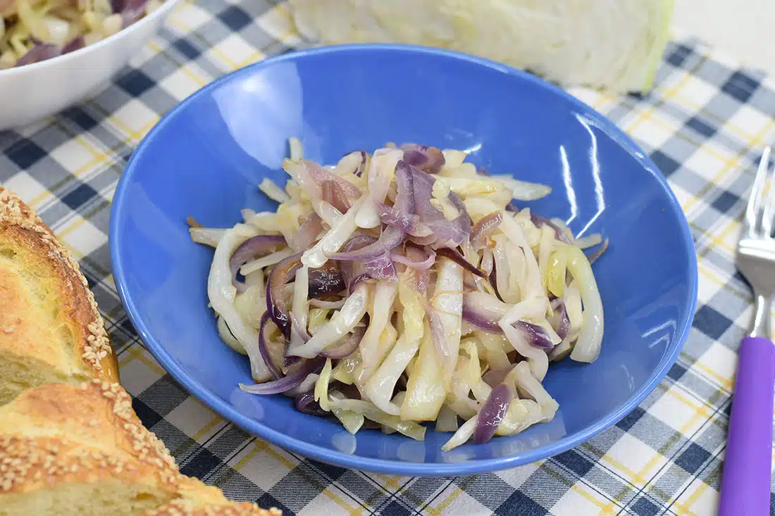 Cavolo cappuccio in padella: contorno semplice e veloce - Tuorlo Rosso